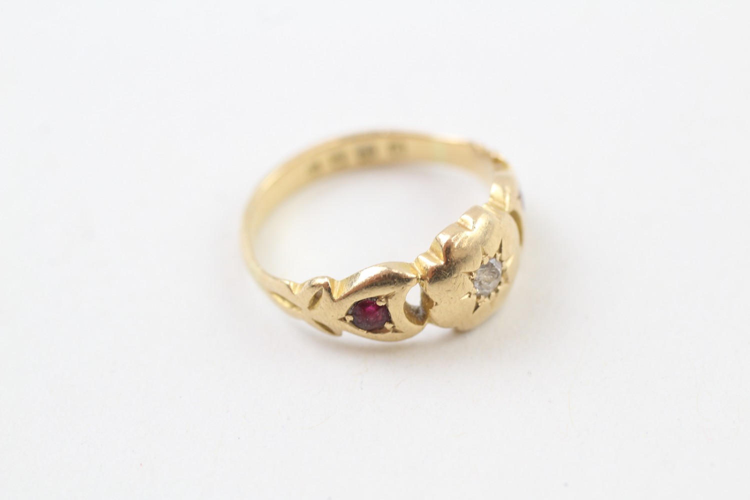 Lot 280 - AN 18CT GOLD, DIAMOND AND RUBY THREE STONE
