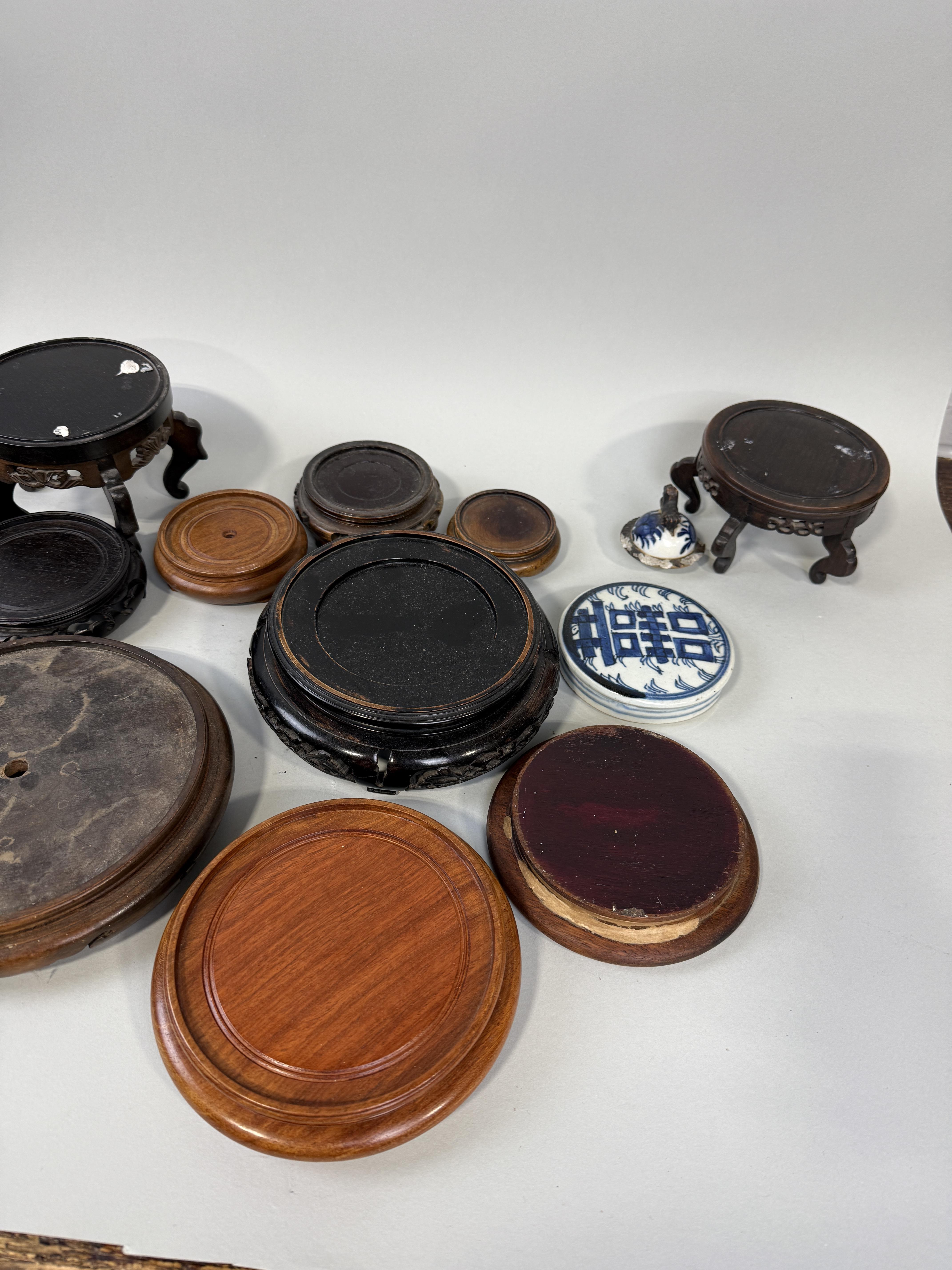 Lot 259 - A COLLECTION OF CHINESE STANDS