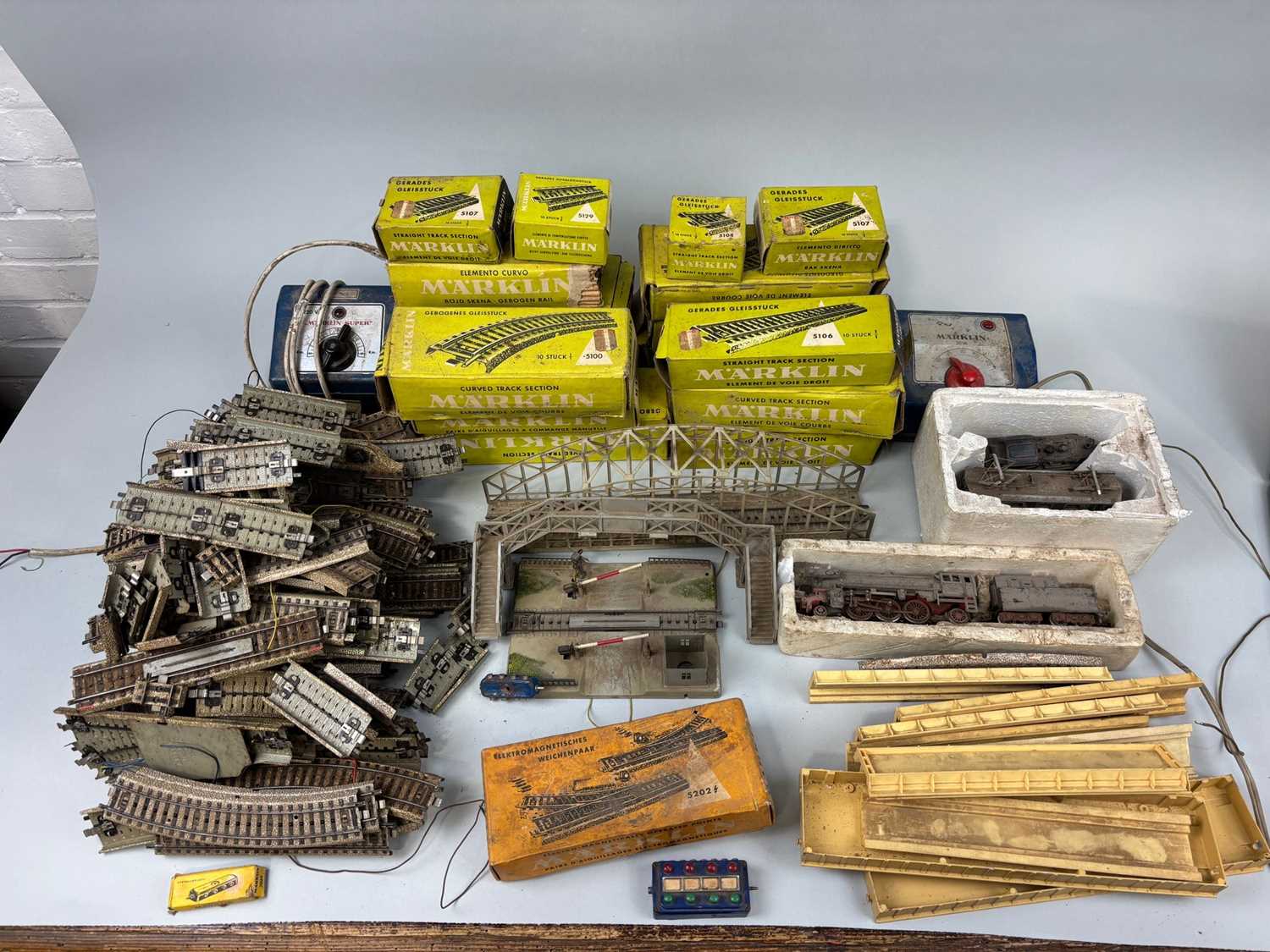 Lot 1012 - A LARGE COLLECTION OF MARKLIN TRACK AND