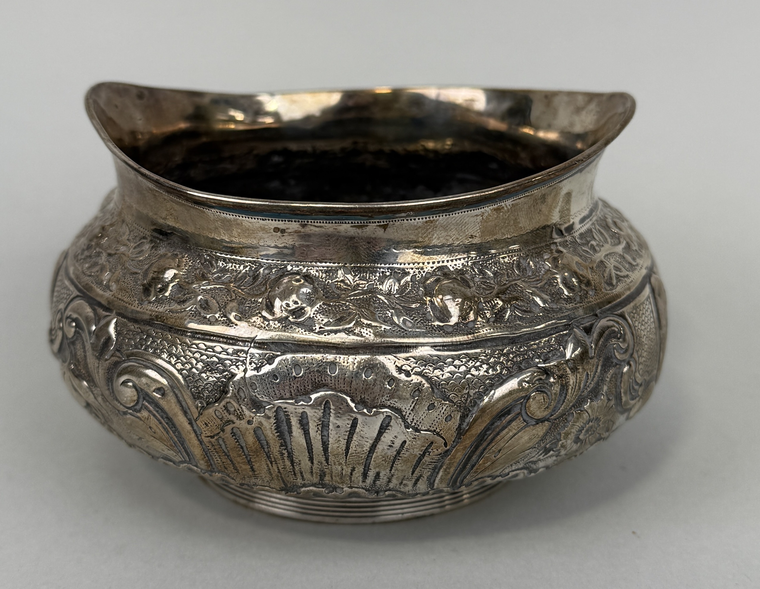 Lot 205 - A GEORGIAN SILVER POT
