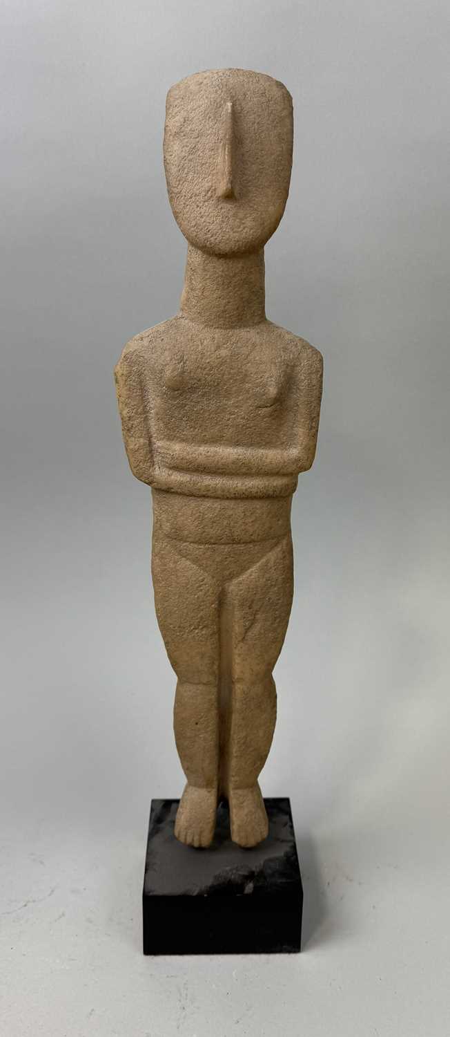 Lot 141 - A CYCLADIC STYLE FEMALE FIGURE SCULPTURE,
