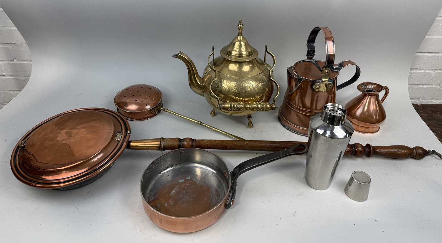 Lot 683 - VARIOUS METAL ITEMS INCLUDING COPPER, BRASS