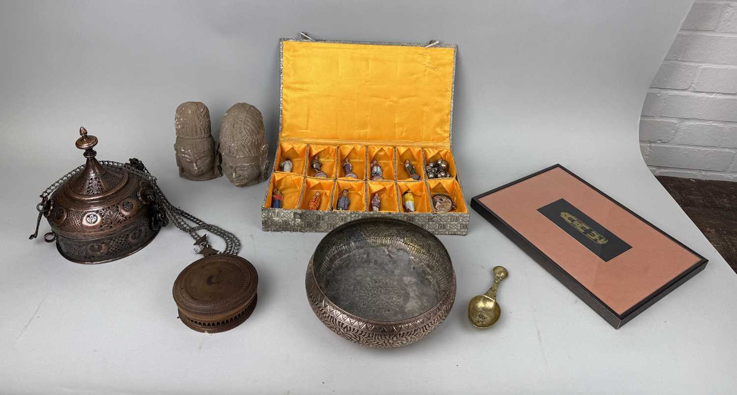 Lot 735 - A GROUP OF MIDDLE EASTERN ITEMS TO INCLUDE A