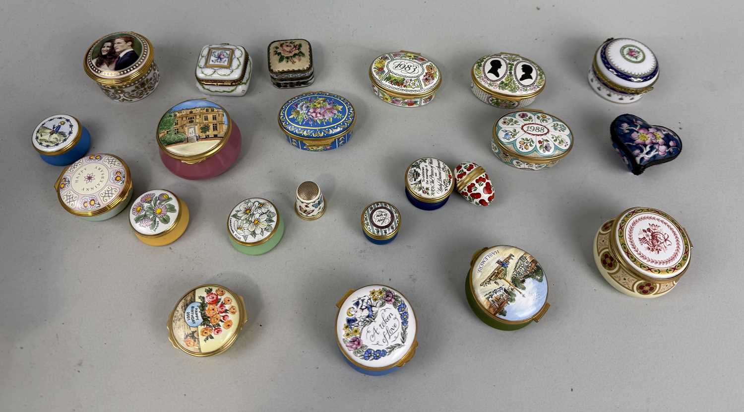 Lot 578 - A COLLECTION OF PORCELAIN PILL BOXES TO