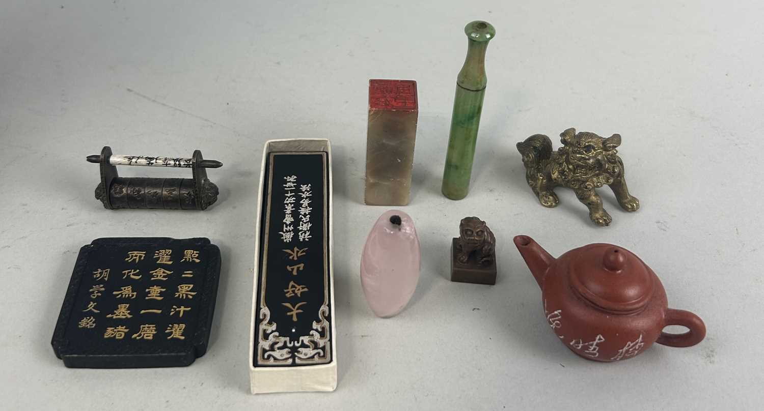 Lot 411 - AN ASSORTED COLLECTION OF CHINESE ITEMS TO