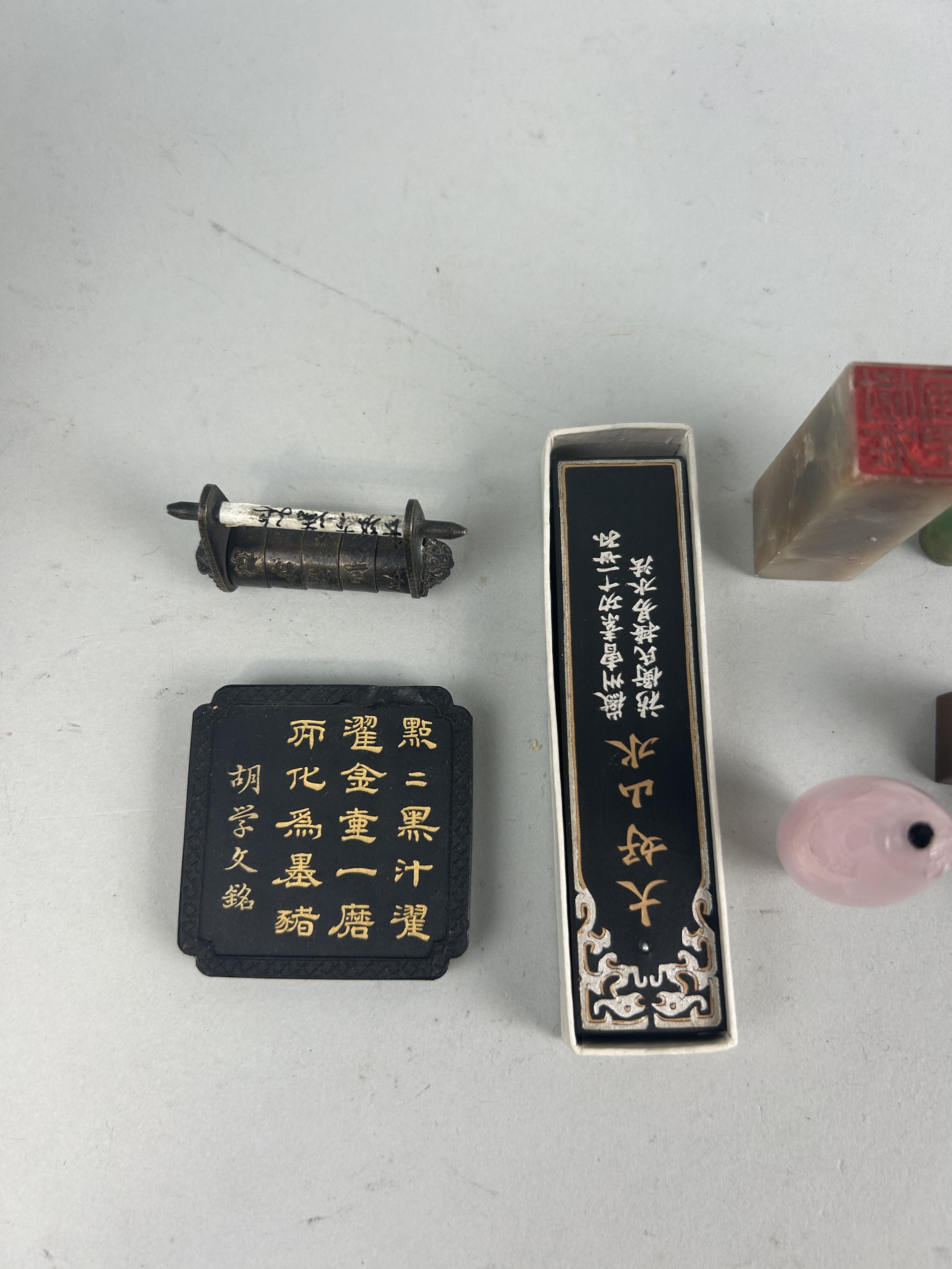 Lot 411 - AN ASSORTED COLLECTION OF CHINESE ITEMS TO