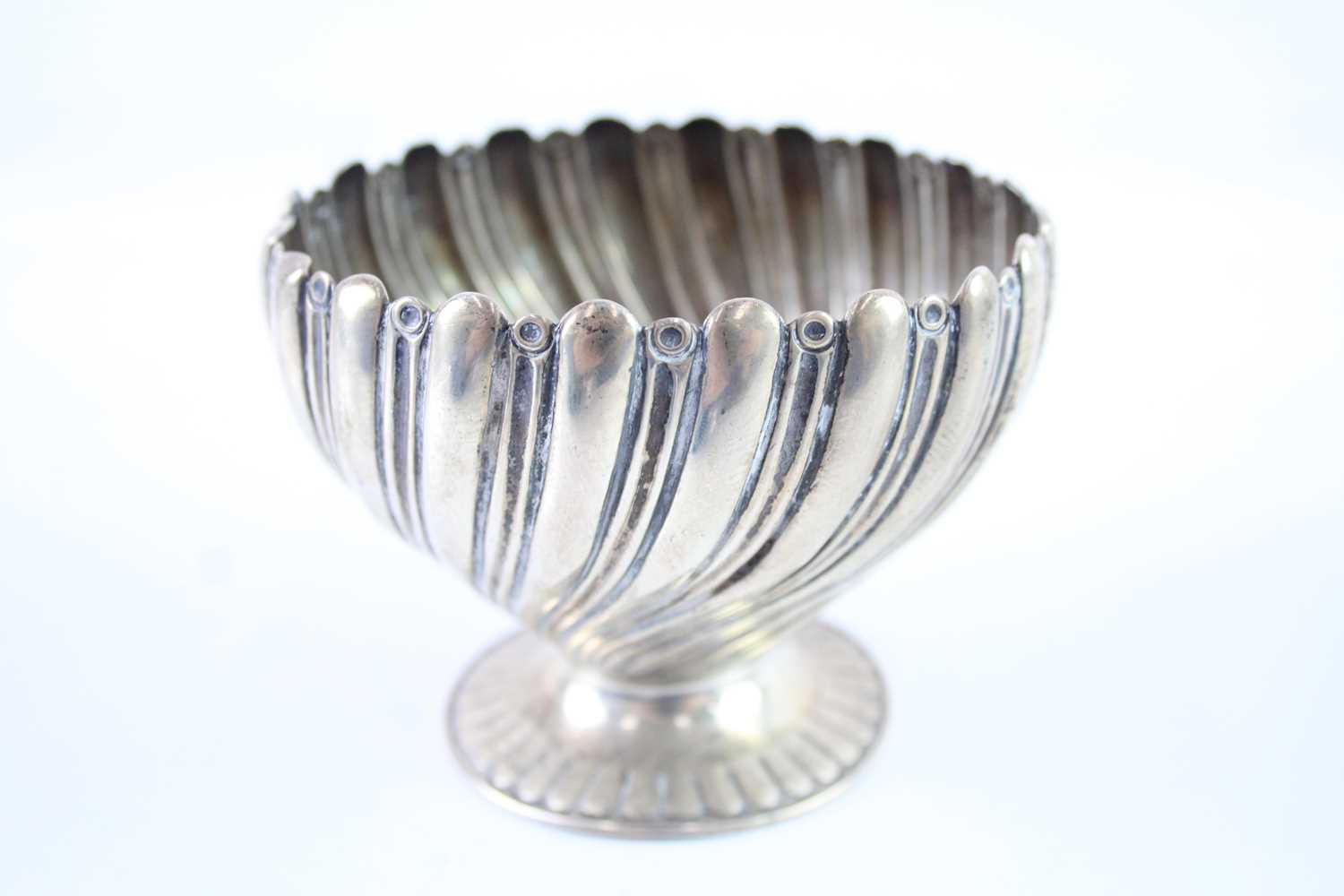 Lot 414 - A VICTORIAN .925 STERLING SILVER BOWL/DISH