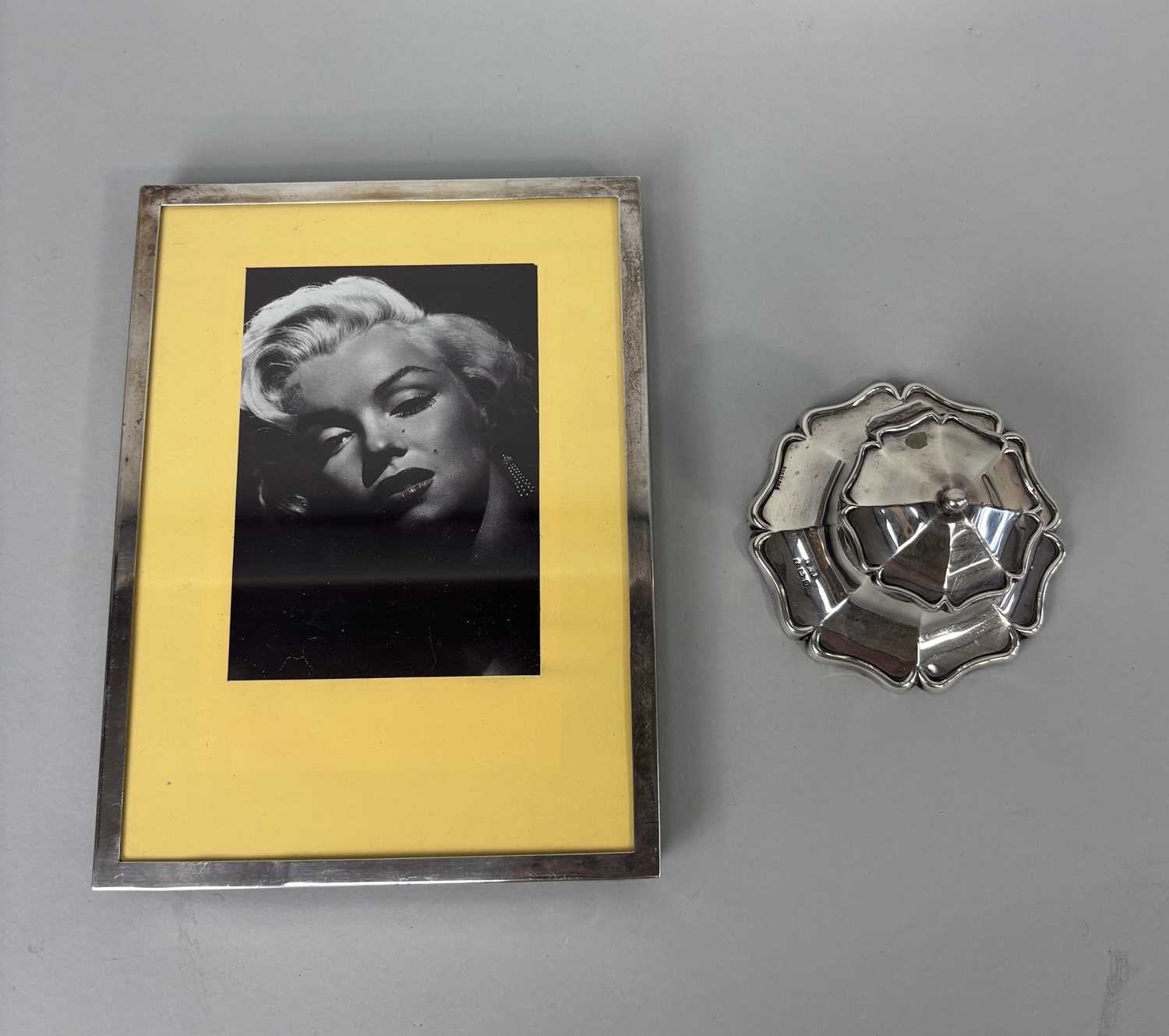 Lot 192 - A SILVER PHOTO FRAME AND A SILVER INK POT