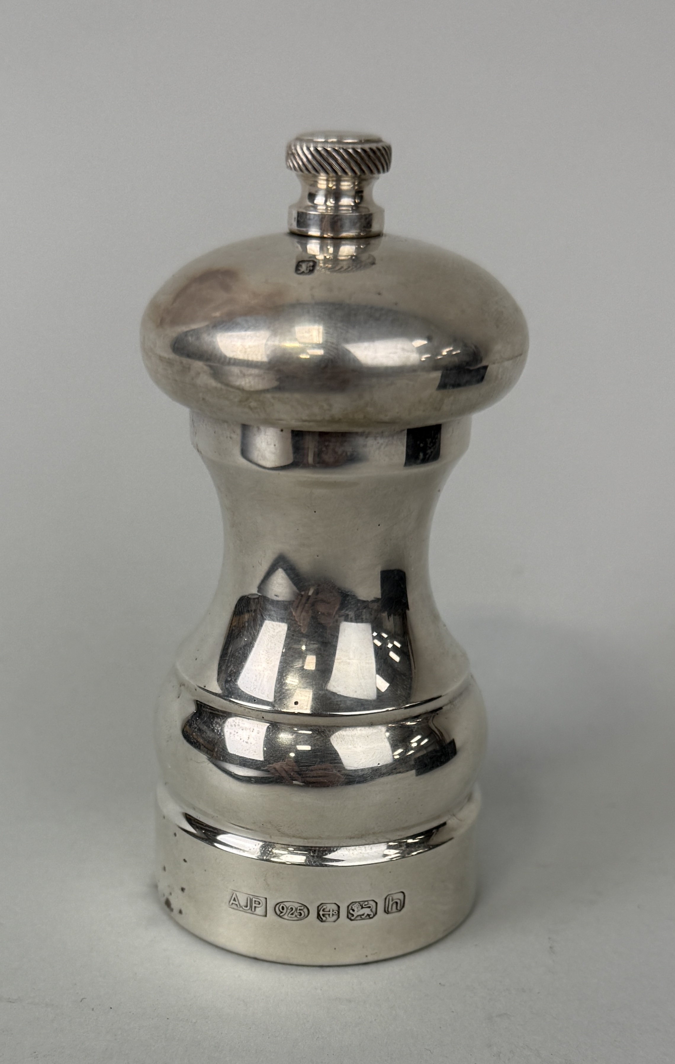 Lot 193 - A MODERN STERLING SILVER PEPPER GRINDER