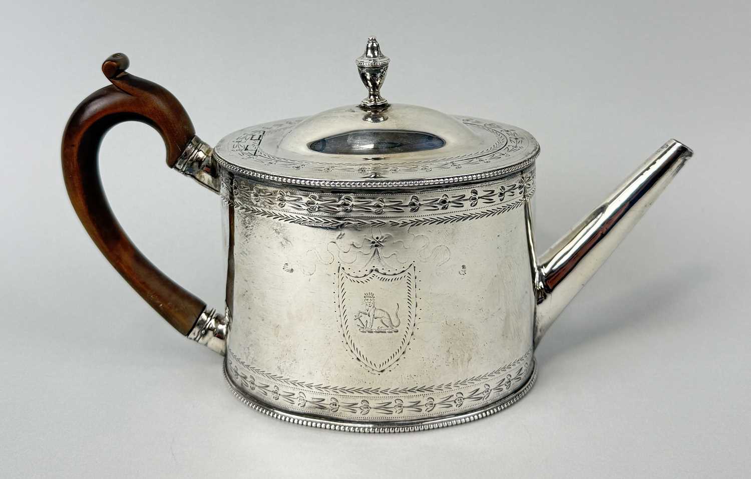 Lot 31 - A GEORGIAN SILVER TEA POT