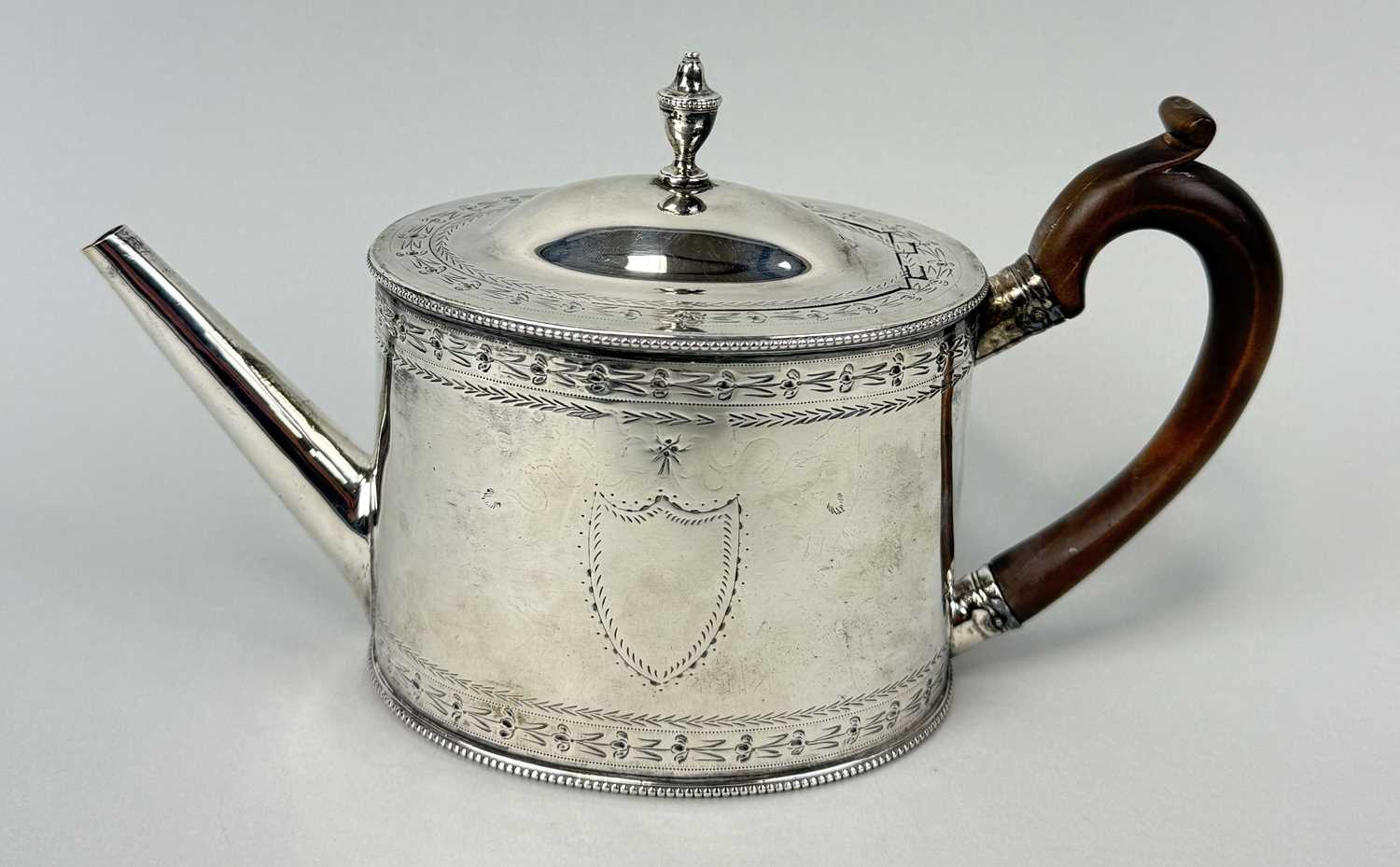Lot 31 - A GEORGIAN SILVER TEA POT