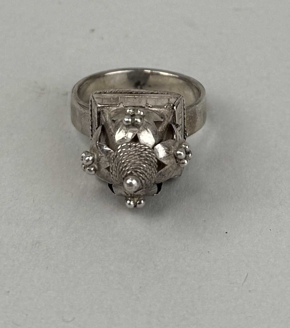Lot 110 - A CHINESE SILVER RING