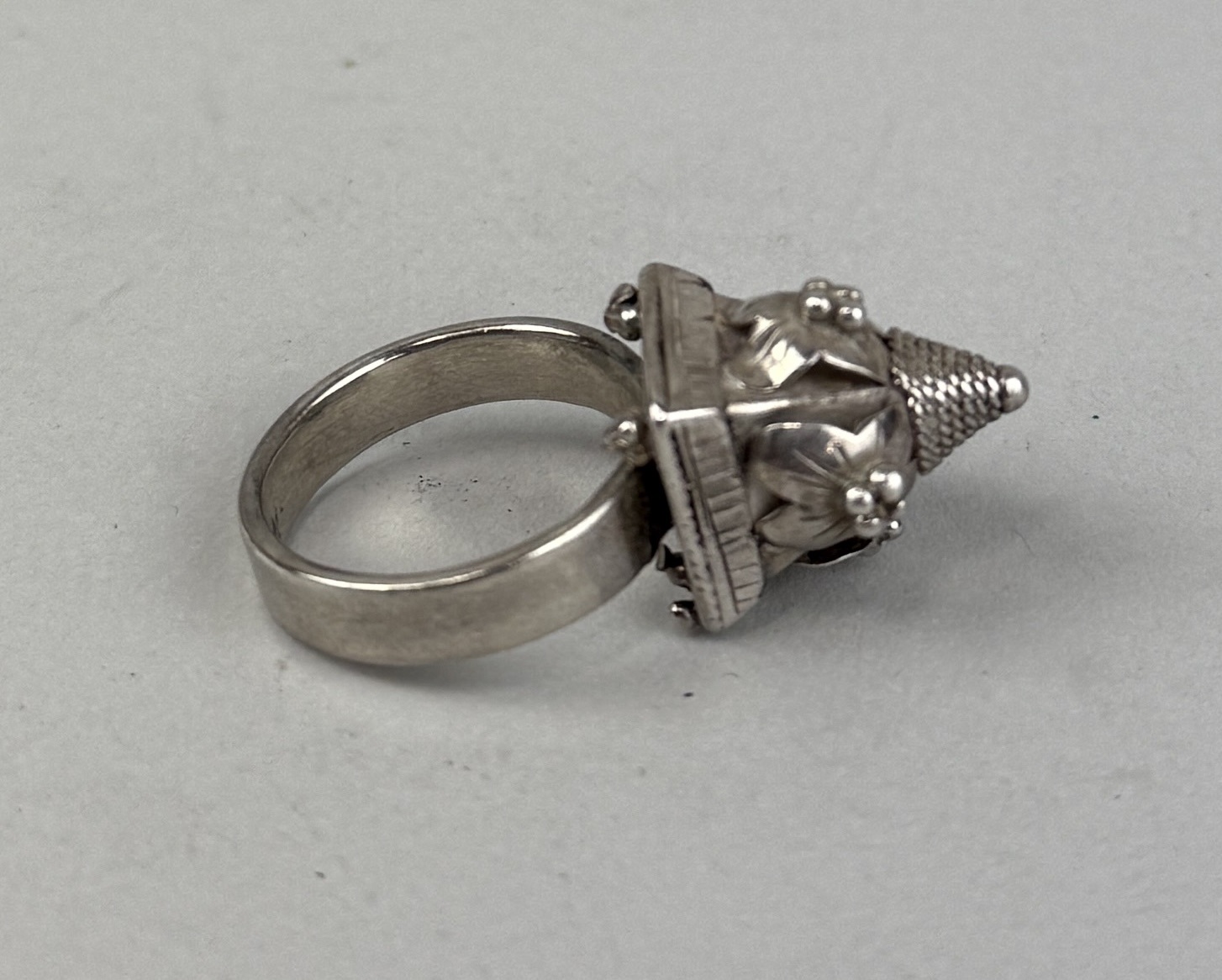 Lot 110 - A CHINESE SILVER RING