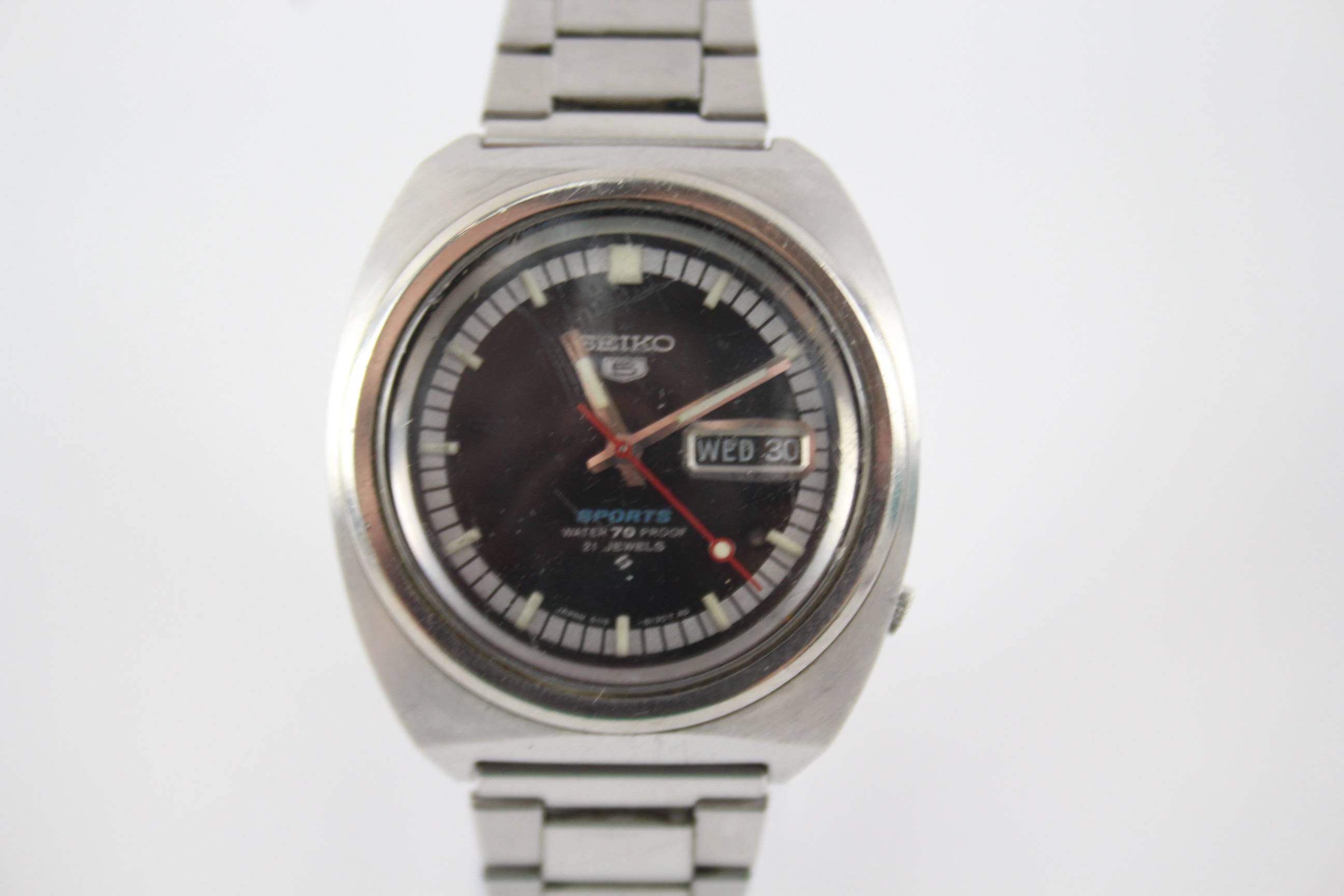 Lot 434 - A MEN'S VINTAGE SEIKO 5 SPORTS WATCH