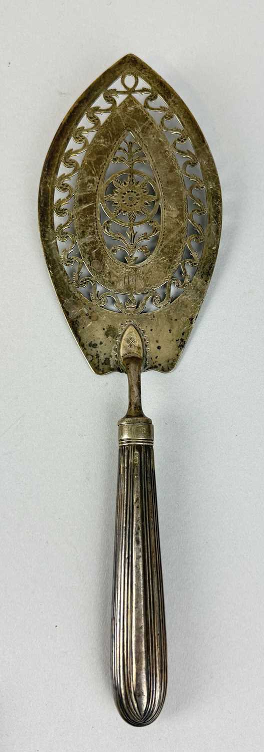 Lot 276 - A GEORGIAN SILVER SLICE