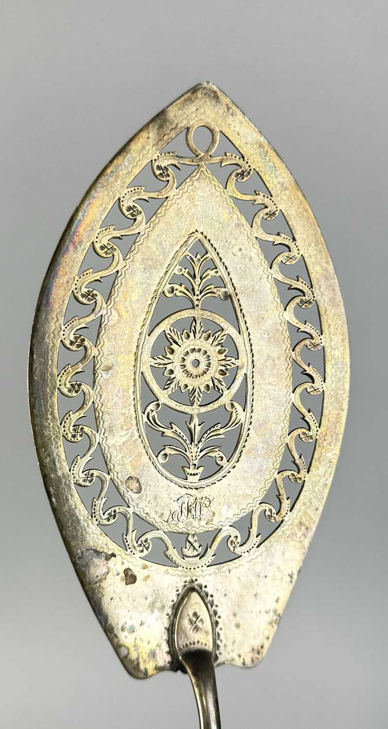 Lot 276 - A GEORGIAN SILVER SLICE
