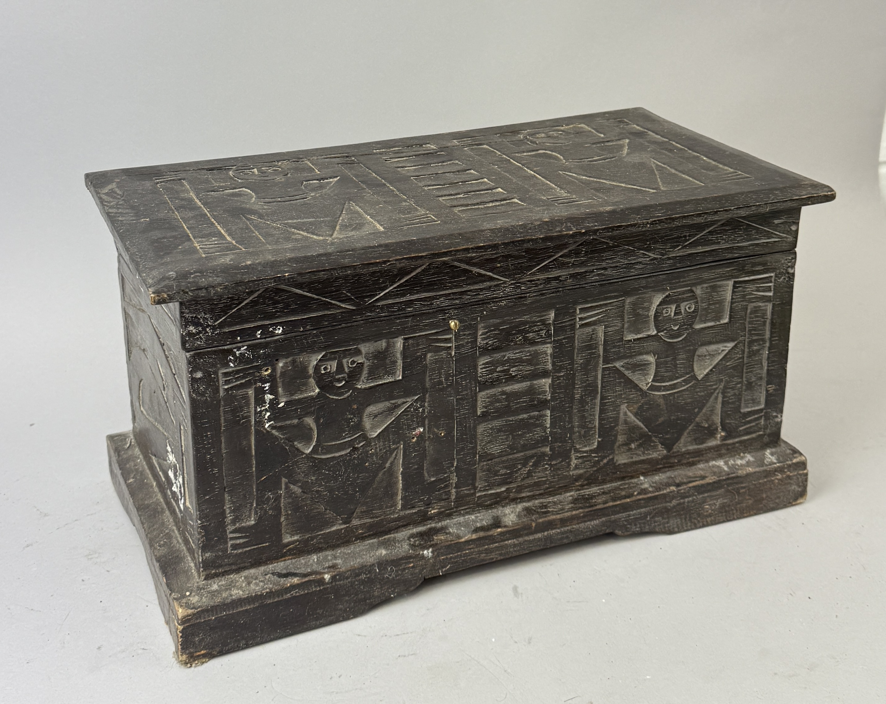 Lot 464 - AN AFRICAN CARVED WOODEN BOX, DECORATED WITH