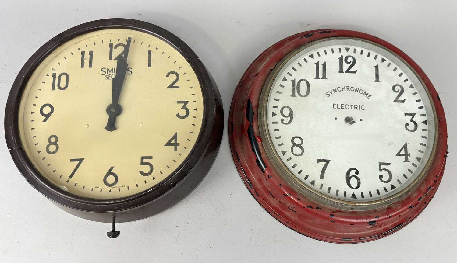 Lot 322 - A SMITHS SECTRIC KITCHEN CLOCK ALONG WITH A