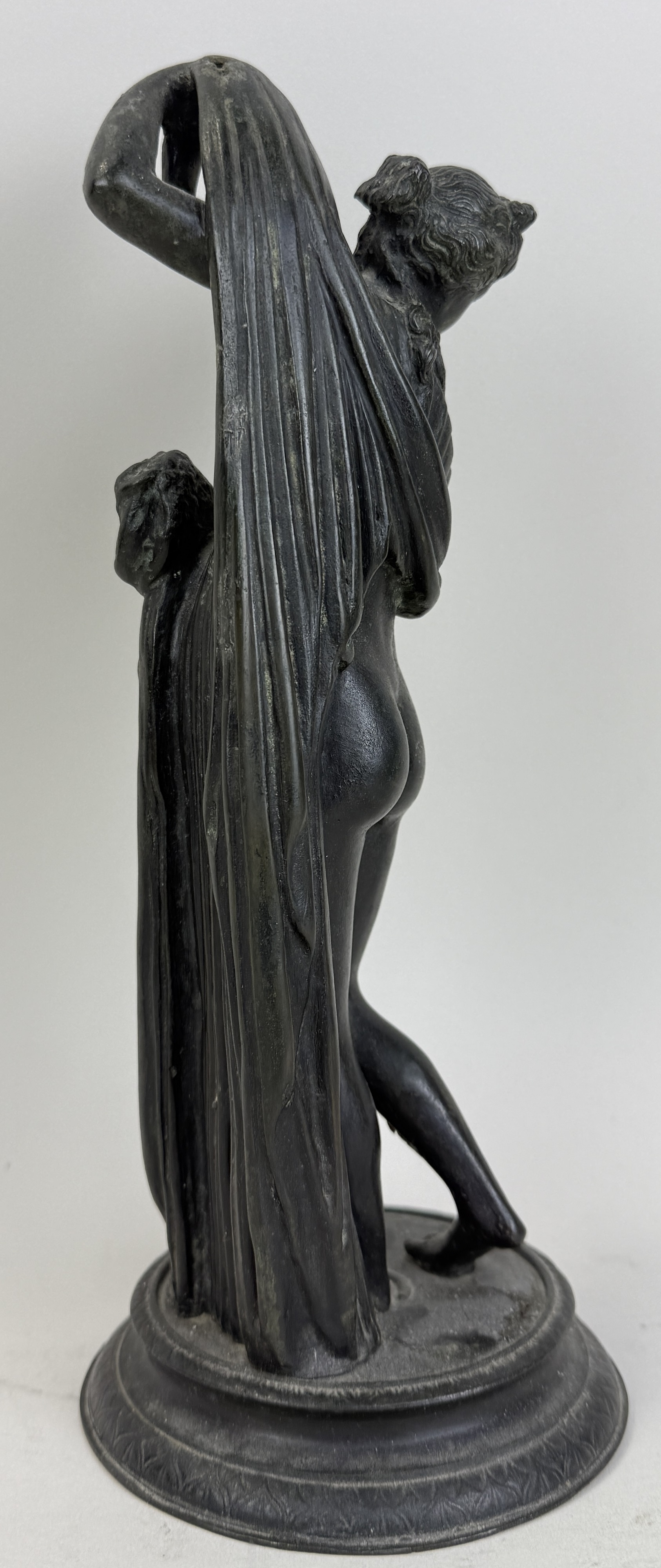 Lot 327 - A 19TH CENTURY BRONZE SCULPTURE OF THE VENUS