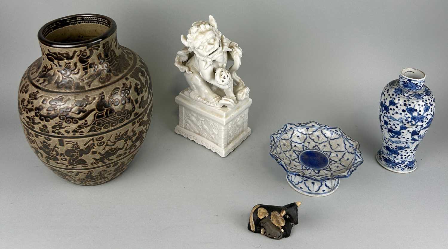 Lot 72 - A MIXED COLLECTION OF CHINESE ANTIQUES, To